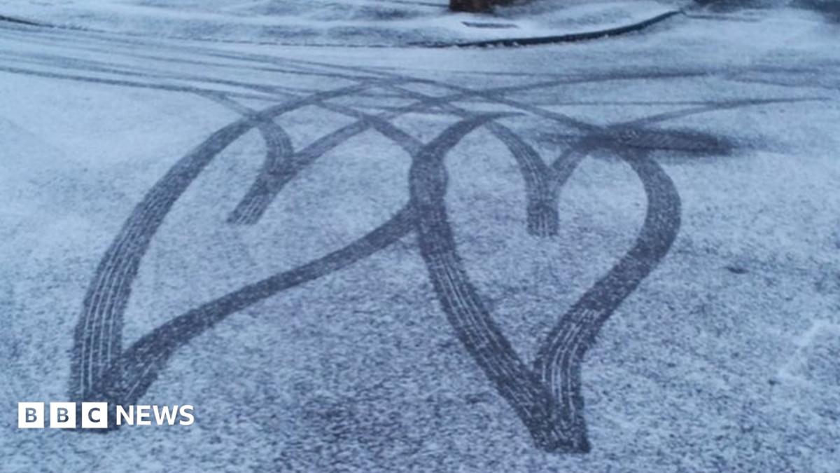 Snow scenes from across Hampshire - BBC News