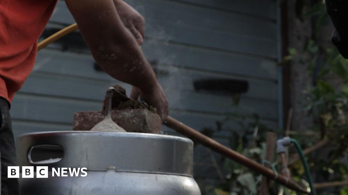 Criminal gangs behind illegal alcohol trade in London - BBC News
