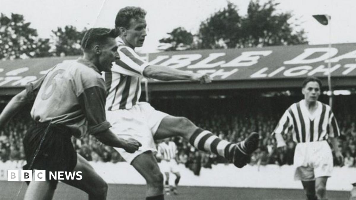 Colchester United: Peter Wright statue at Layer Road site - BBC News