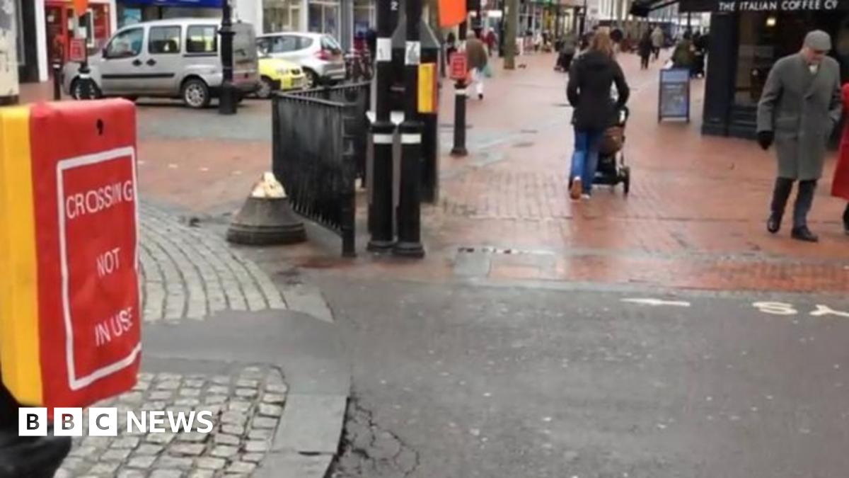Paralympian Simon Goodall's 'dread' at Reading road crossing - BBC News