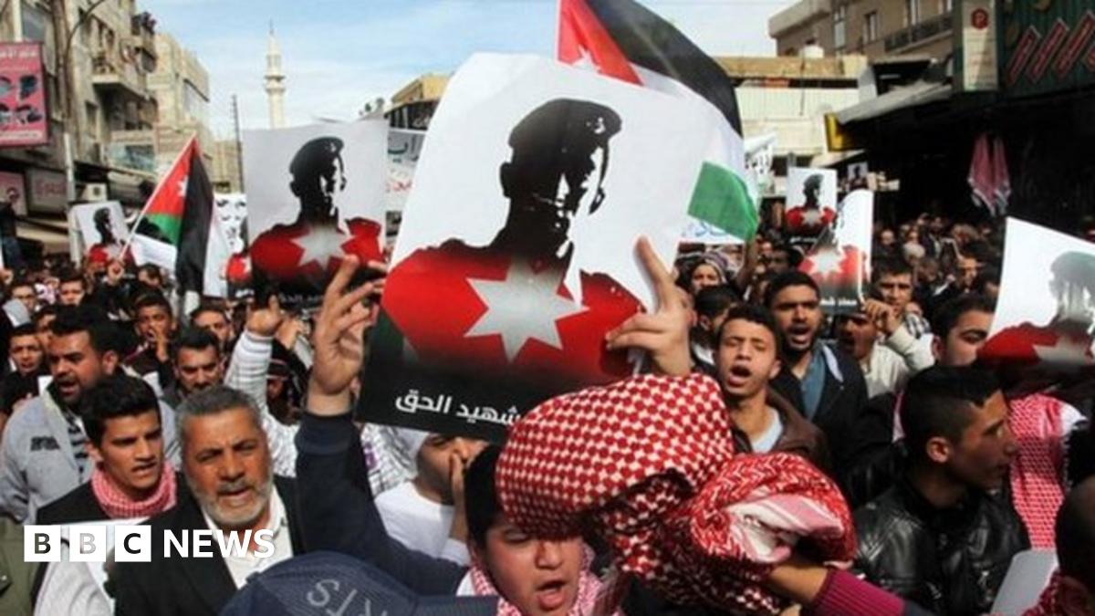 Islamic State crisis: Thousands rally in Jordan - BBC News