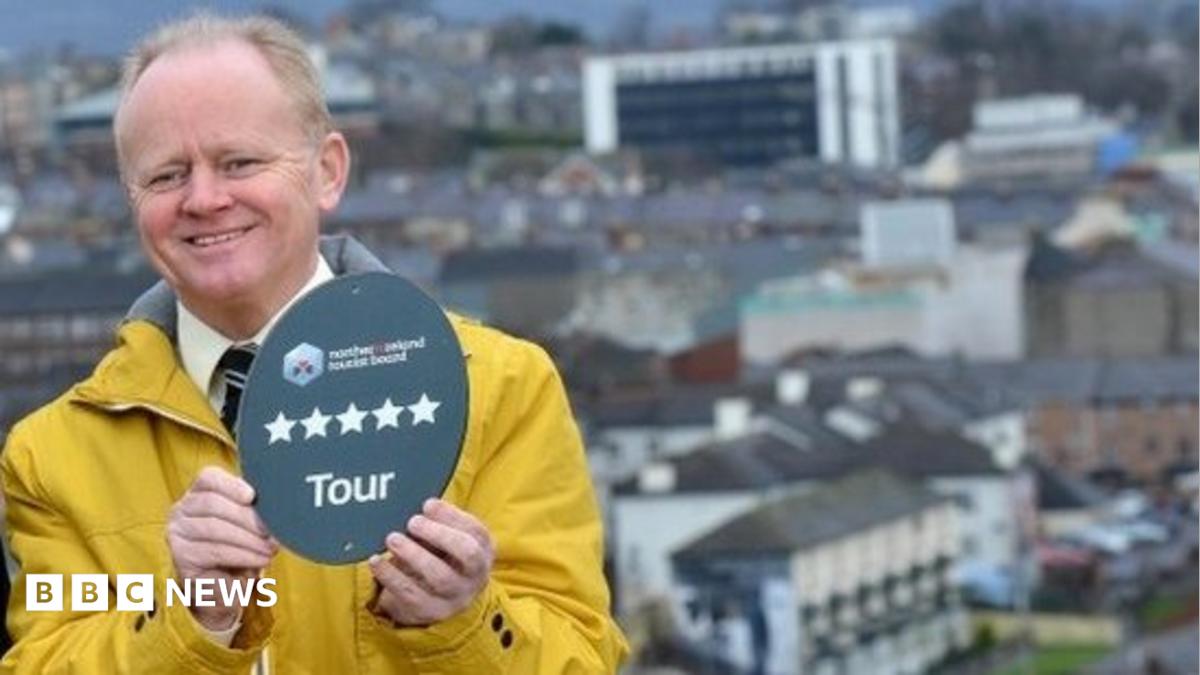 Martin McCrossan: Londonderry tour guide dies - BBC News