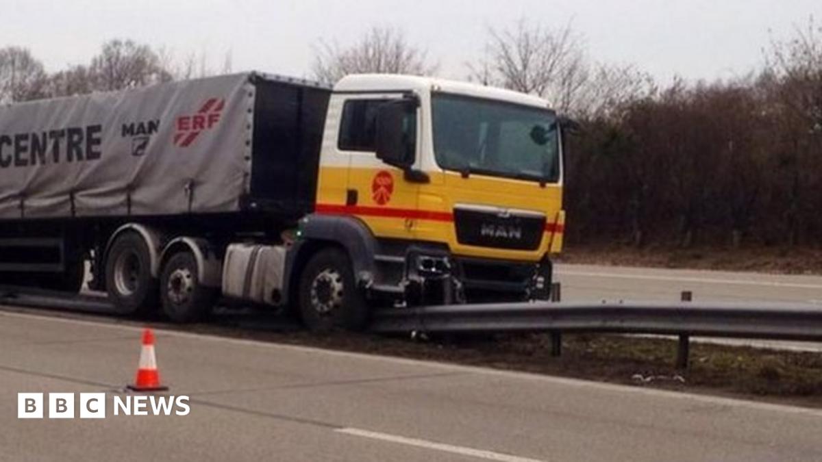 M27 motorway delays caused by lorry crash - BBC News