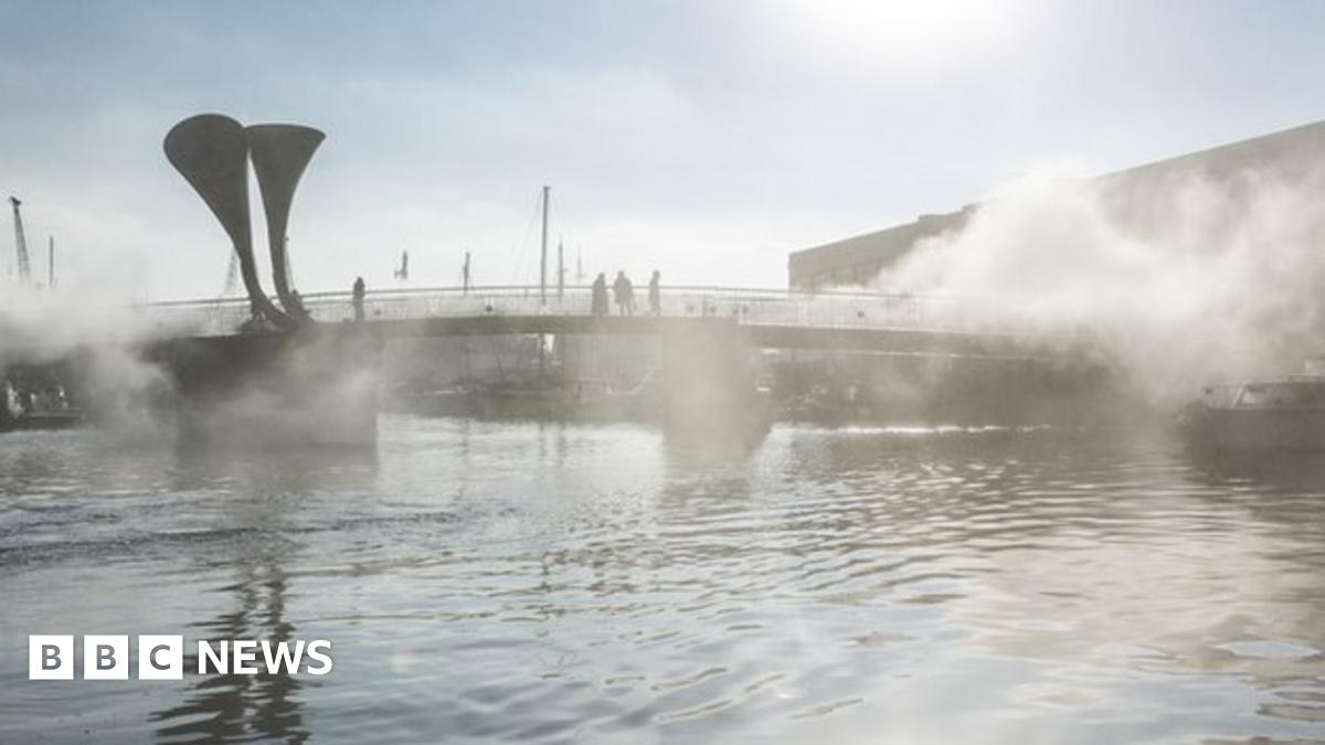 'Fog bridge' created across Bristol harbourside - BBC News