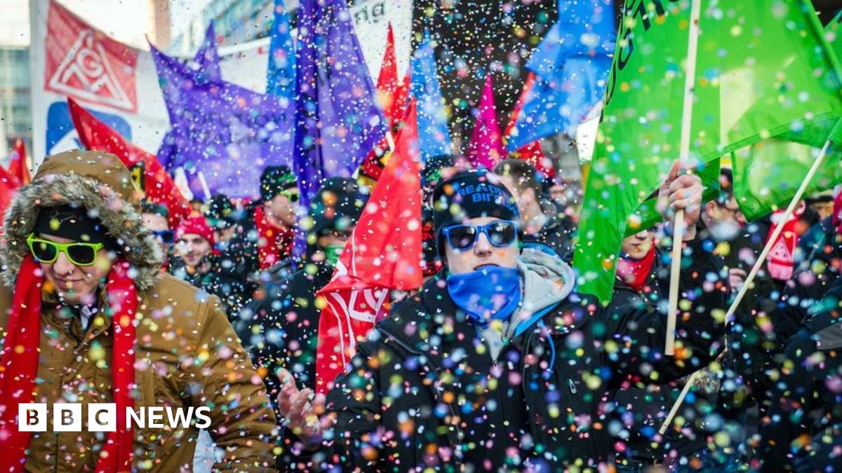 Day in pictures: 13 February 2015 - BBC News