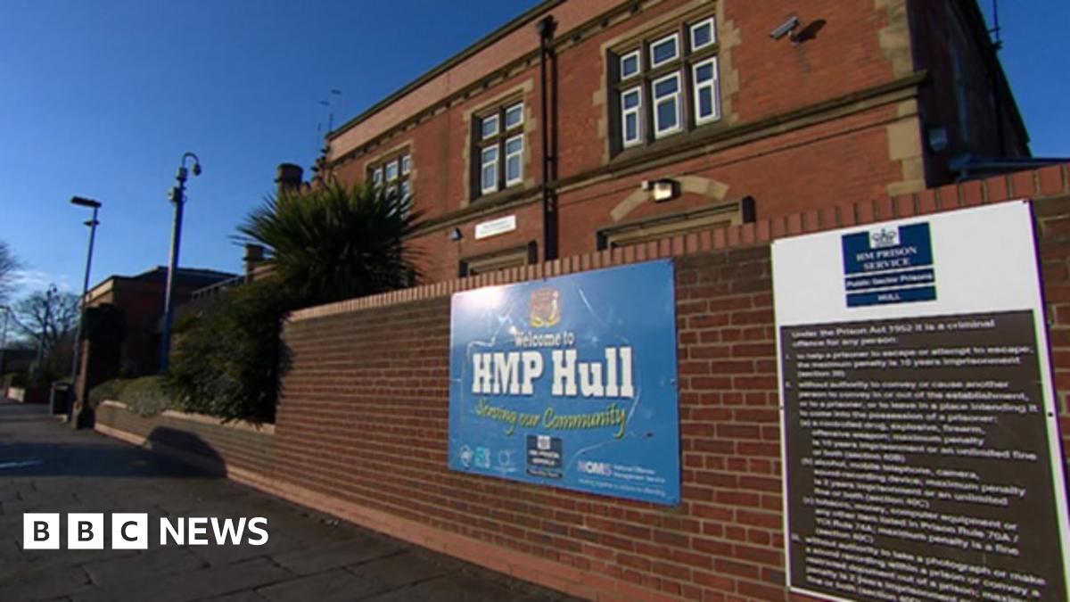 Murder accused Junaid Hamidi found dead in Hull Prison cell - BBC News