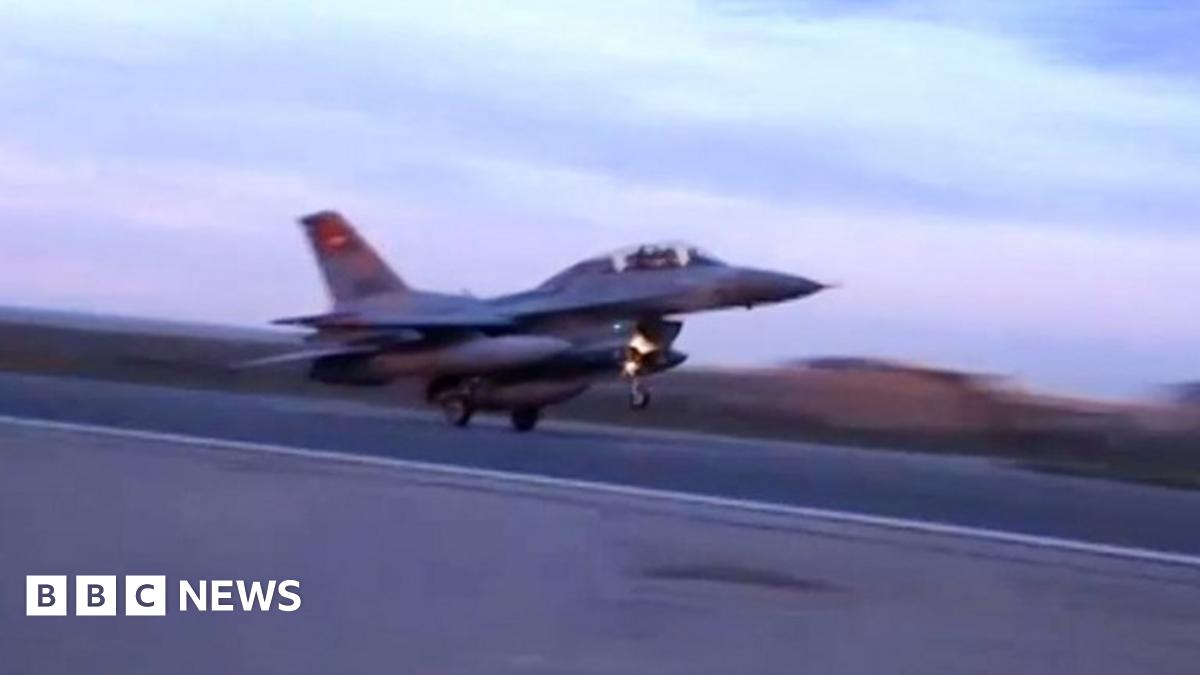 Egypt bombs IS in Libya after beheadings video - BBC News