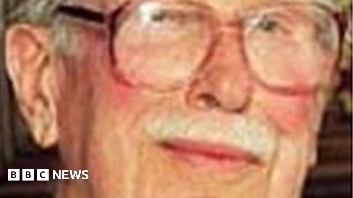 Lib Dem peer George Mackie dies aged 95 - BBC News