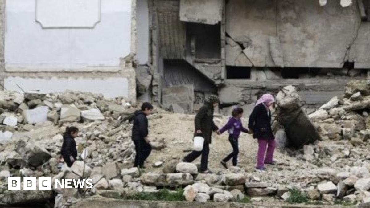 Syria 'agrees to stop Aleppo strikes for six weeks' - BBC News