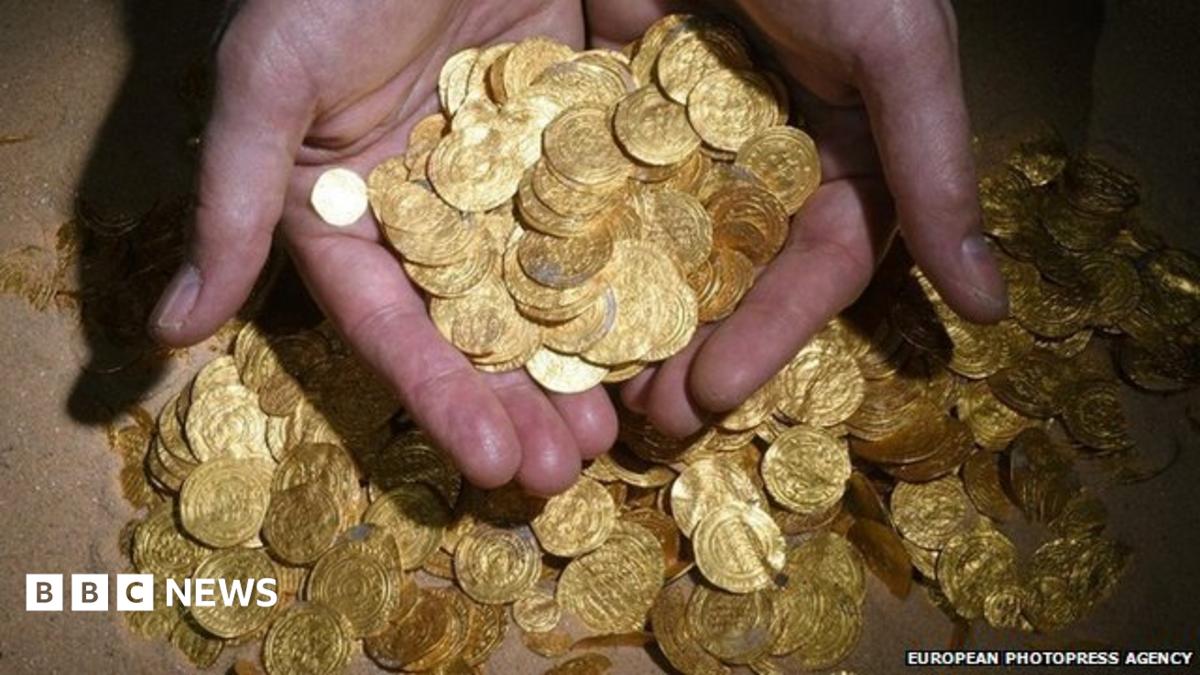 Israeli divers chance upon 'priceless' treasure on seabed - BBC News