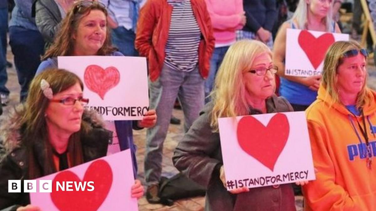 Bali Nine: Vigils for Australians facing execution - BBC News