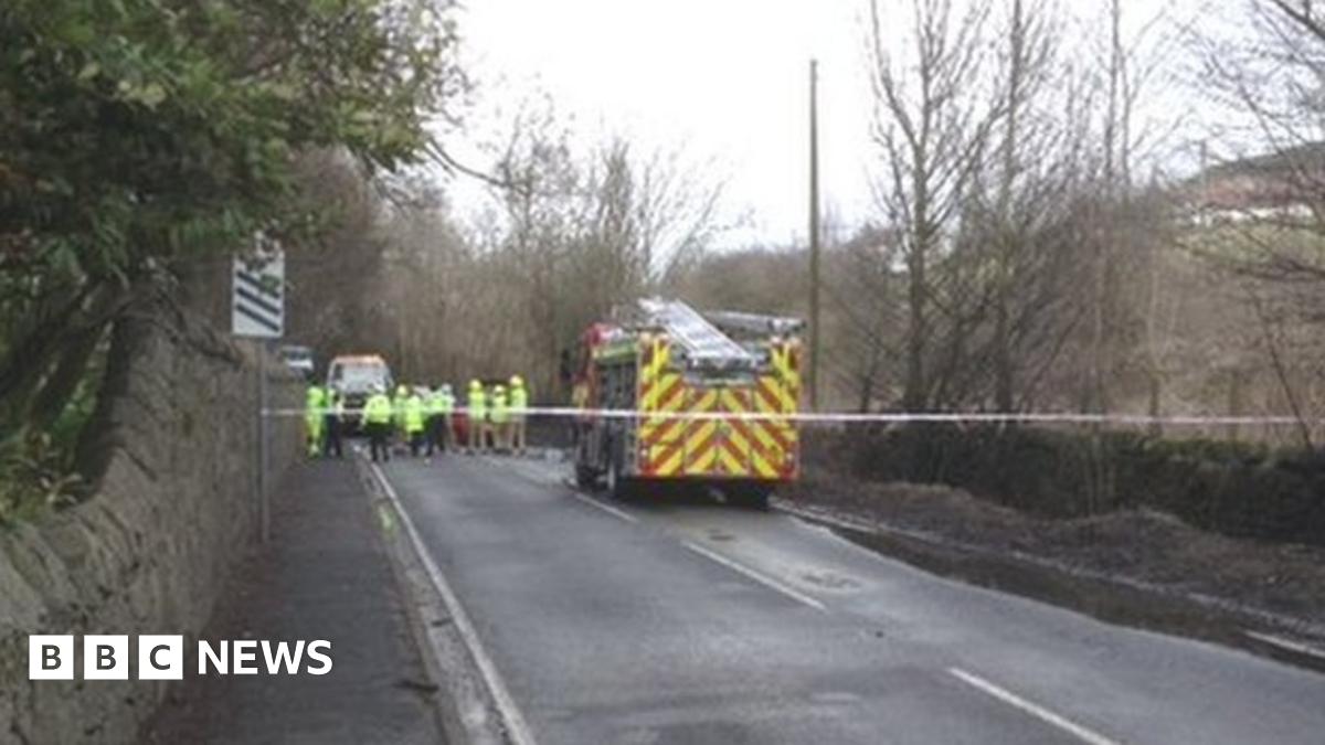 Man dies and two hurt in two-car crash in Fife - BBC News