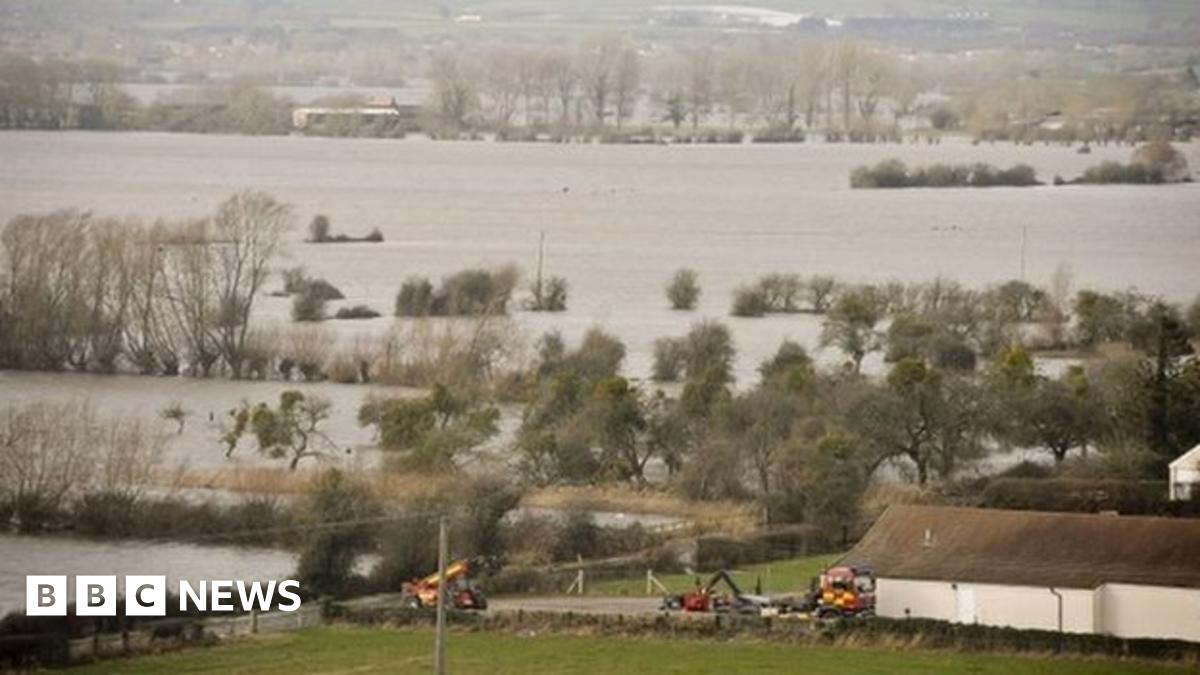 Coastal areas to get 'biggest high tides' for two decades - BBC News