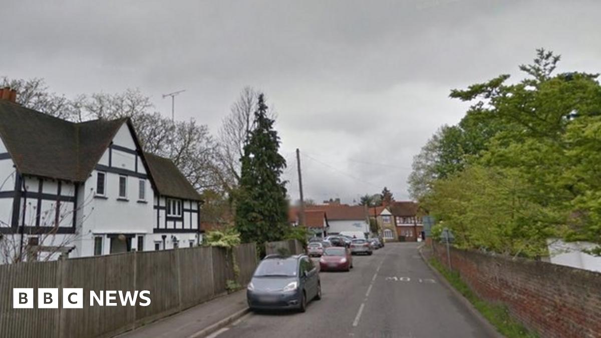Attempted murder arrest after shooting in Cookham - BBC News