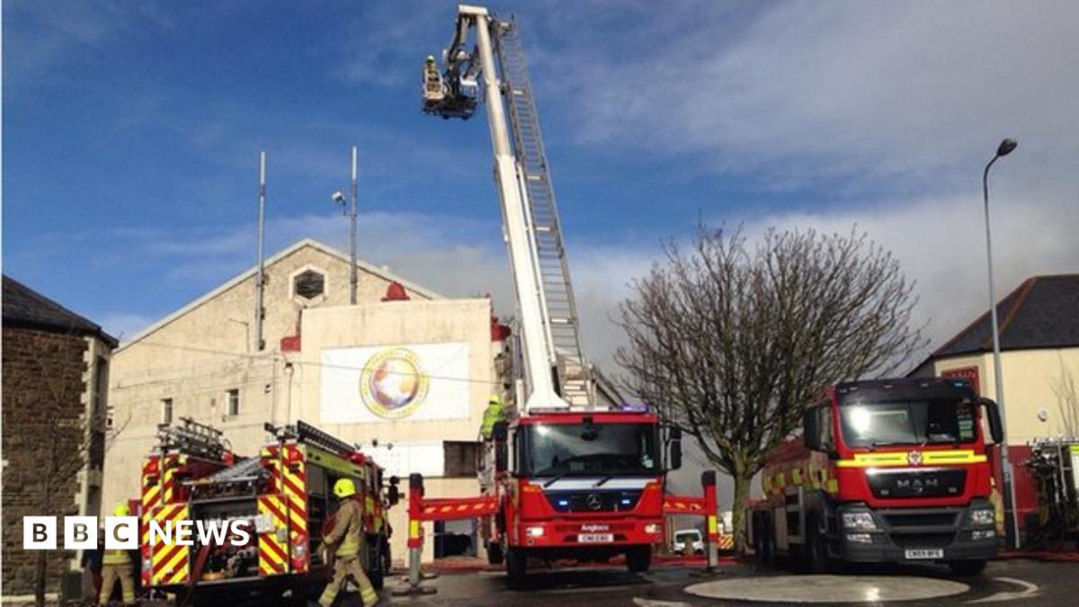 Building being demolished after fire in Cardiff - BBC News