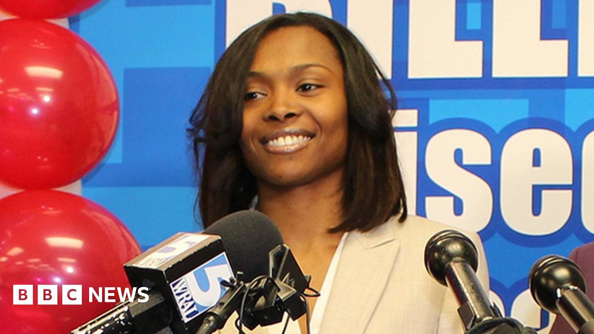 Mother of four wins $127m in Powerball jackpot - BBC News