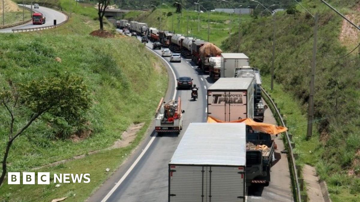 Brazil lorry drivers' roadblocks 'affecting exports' - BBC News