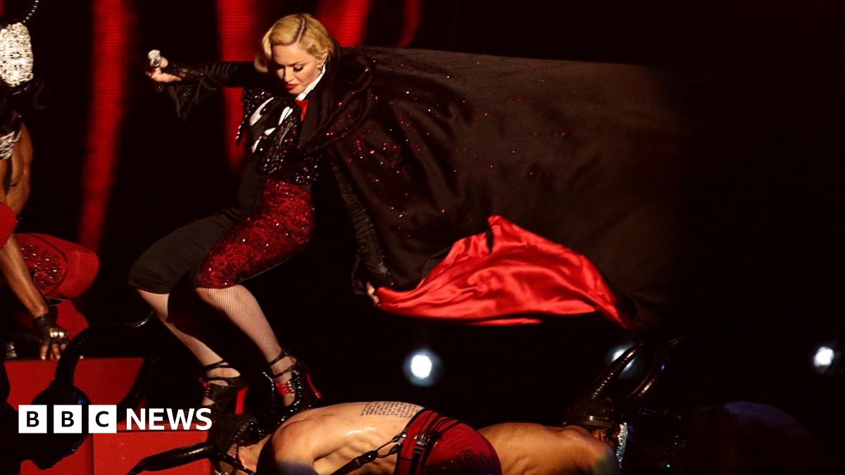 Brit Awards 2015: Madonna falls off stage - BBC News