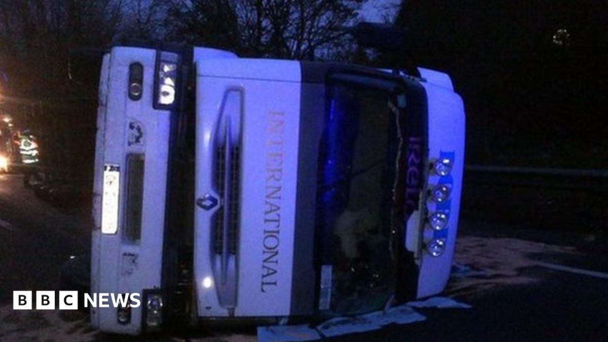 Overturned lorry blocks A34 at Abingdon - BBC News