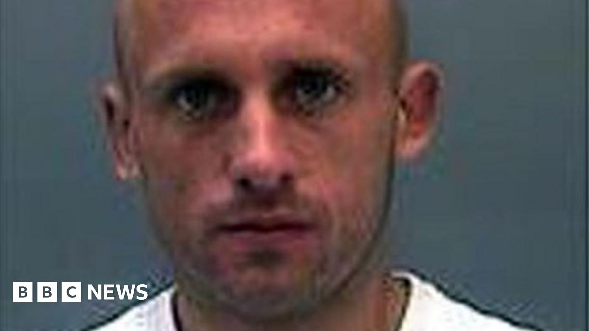 Window cleaner Gavin Tainton guilty of OAP robbery - BBC News