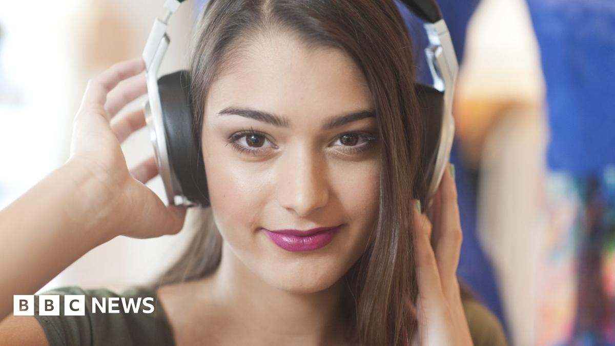 Cut music to 'an hour a day' - WHO - BBC News