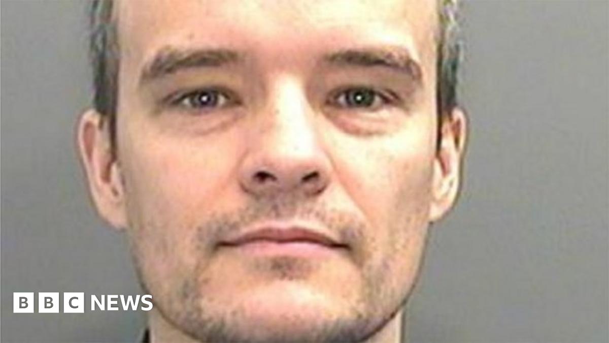 Jason Beynon jailed for historical sex assault on child - BBC News