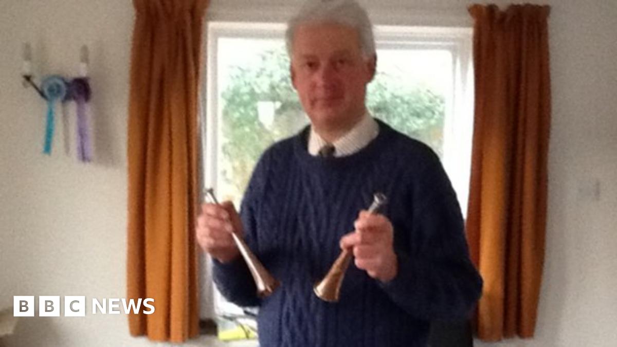 Eton College hunting horns reunited with dead soldier's family - BBC News