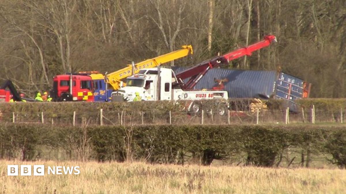 Motorist killed in A27 lorry collision - BBC News