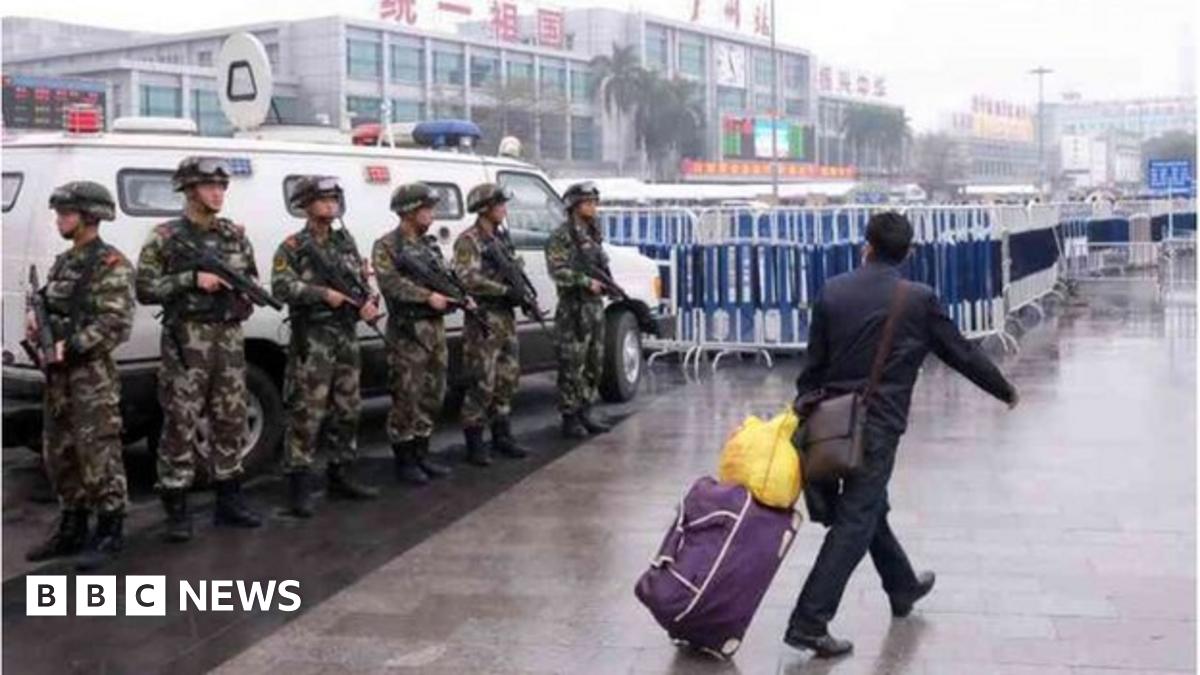 Nine hurt in China station knife attack - BBC News