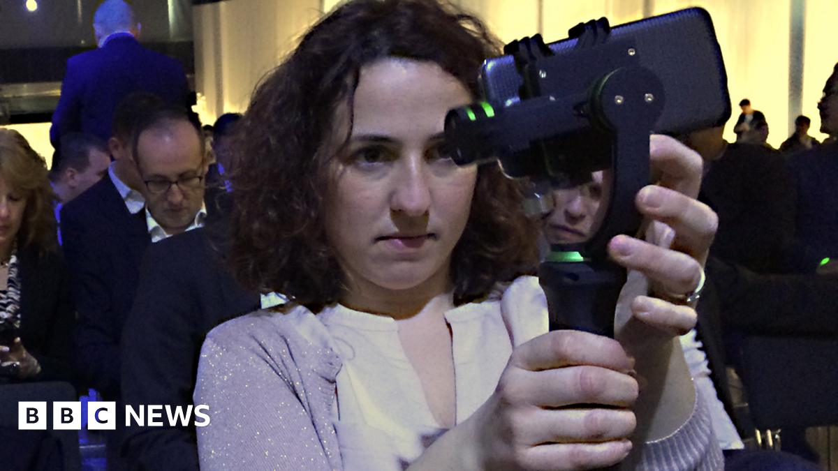 Technology TV programme Click made on mobiles - BBC News