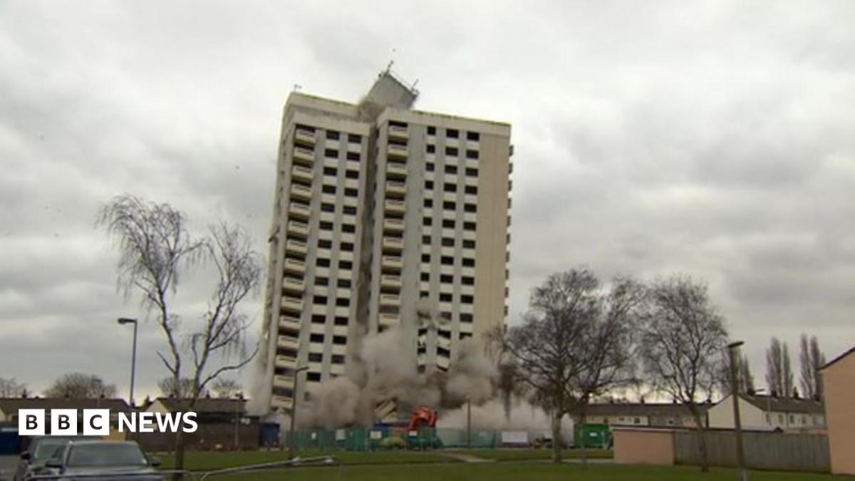 Highcourt tower block demolished in Hull - BBC News