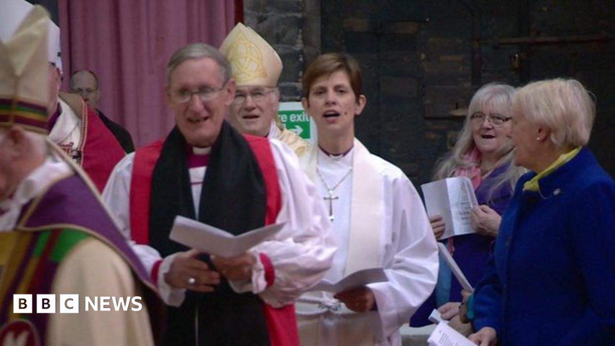 Libby Lane: First female Church of England bishop installed - BBC News