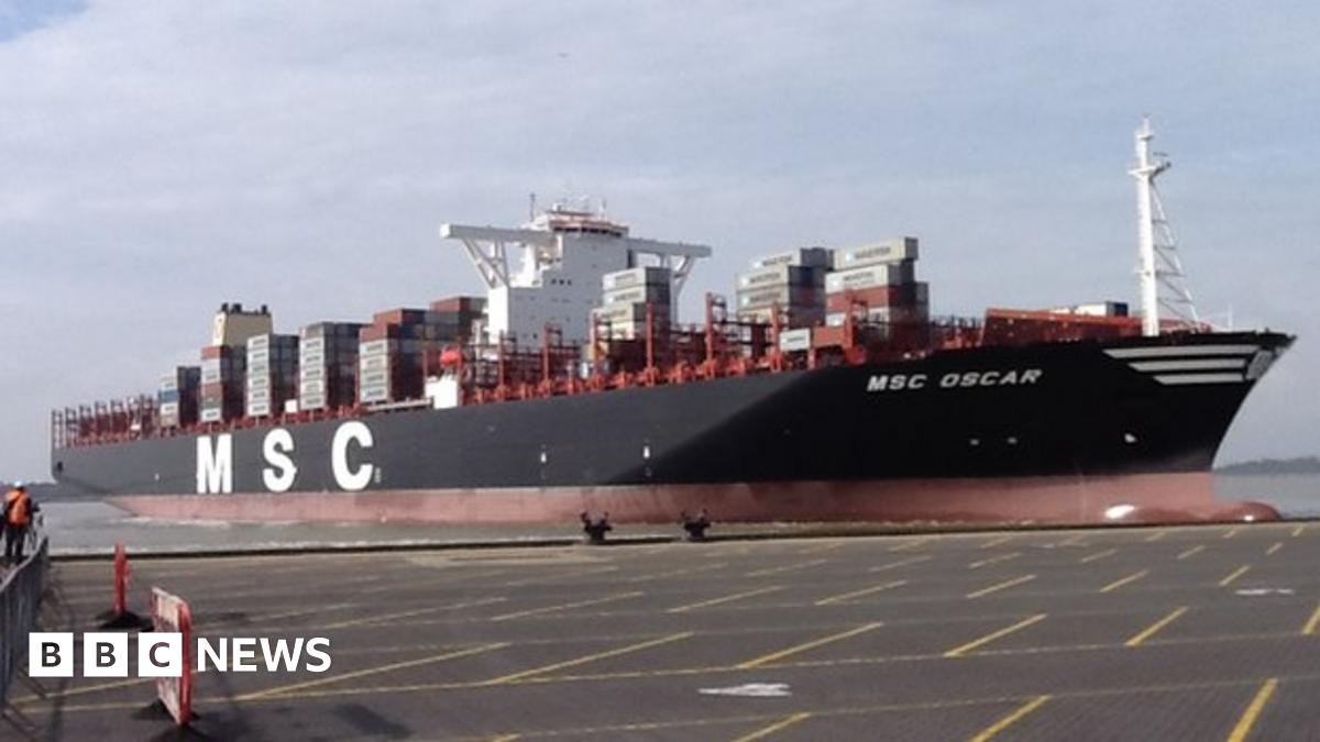 World's largest container ship MSC Oscar in Felixstowe - BBC News