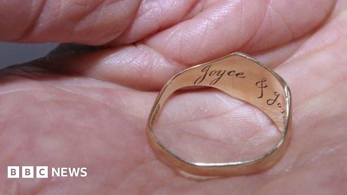 WW2 pilot's wedding ring returned to sister after 70 years - BBC News