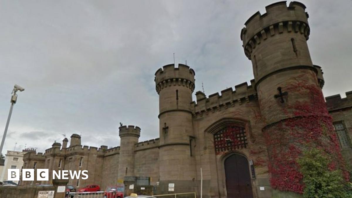 HMP Leicester prisoners smash through cell walls - BBC News