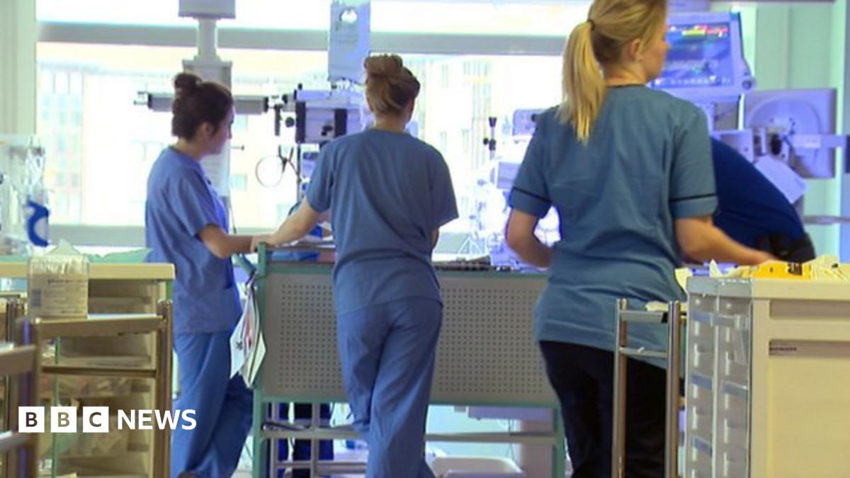NHS Scotland workers get 1% pay rise for third year - BBC News