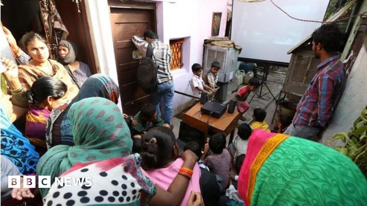 Banned film India's Daughter shown in rapists' slum - BBC News