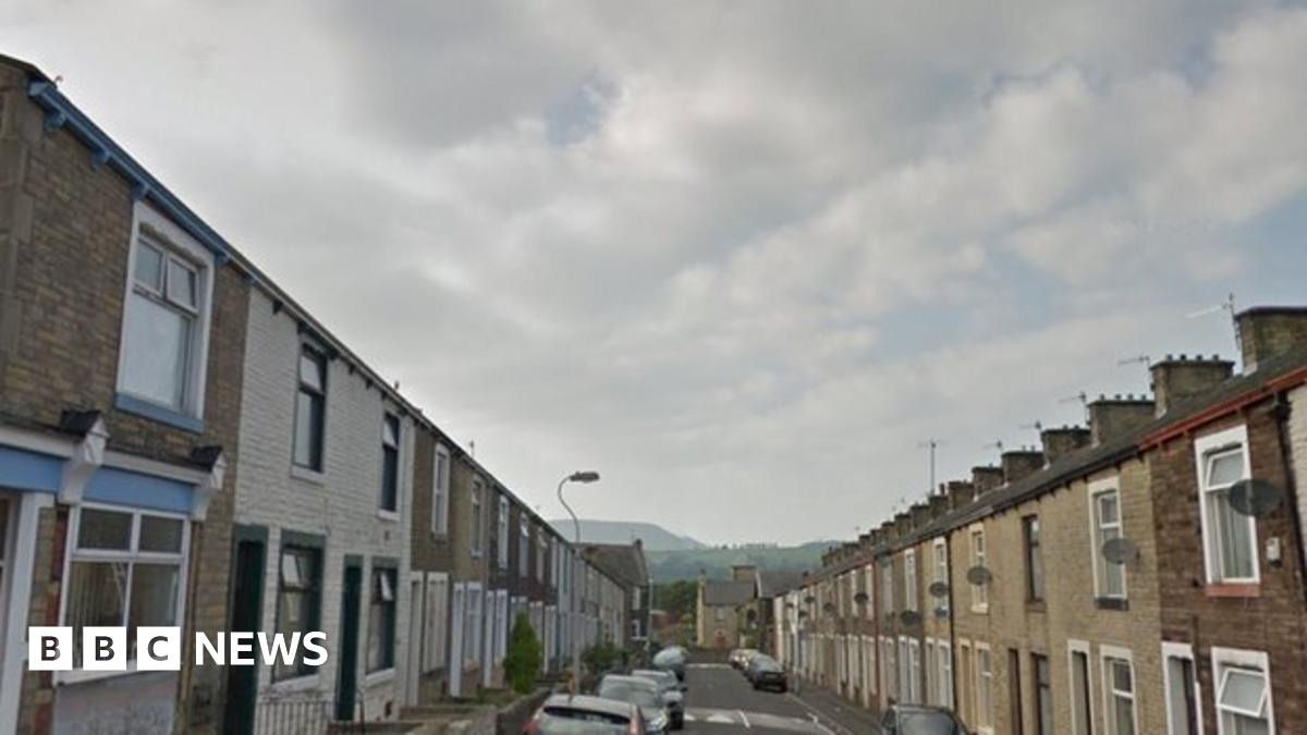 Man dies in Nelson house fire - BBC News