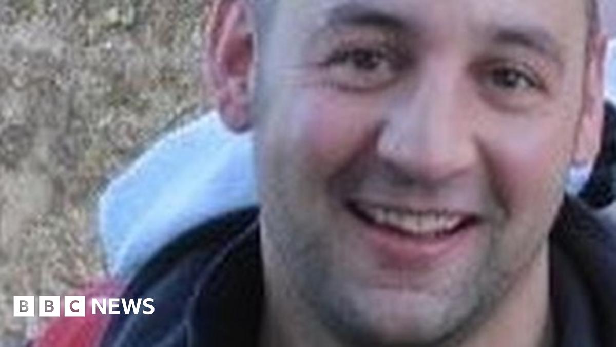 Firth of Forth kayak victim named as PC Allan McLean - BBC News