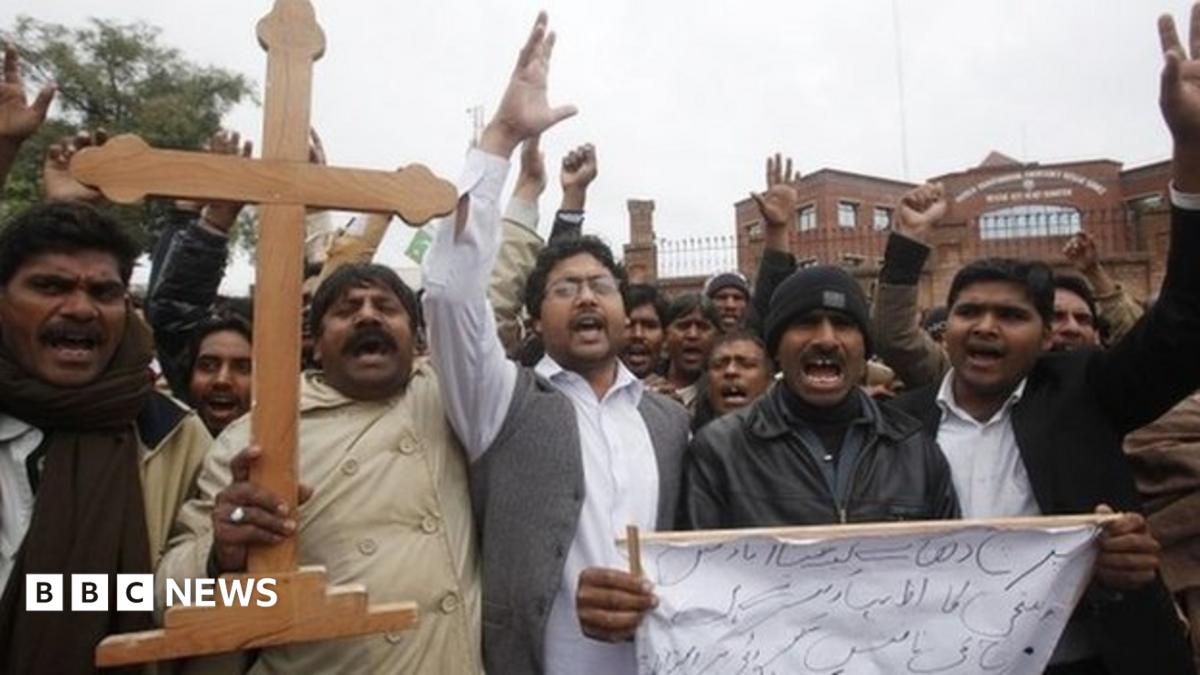 Pakistan Christian protest turns violent - BBC News