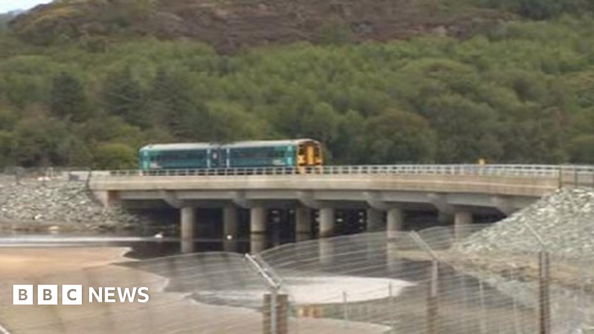 £7.5m Cambrian rail line work agreed - BBC News