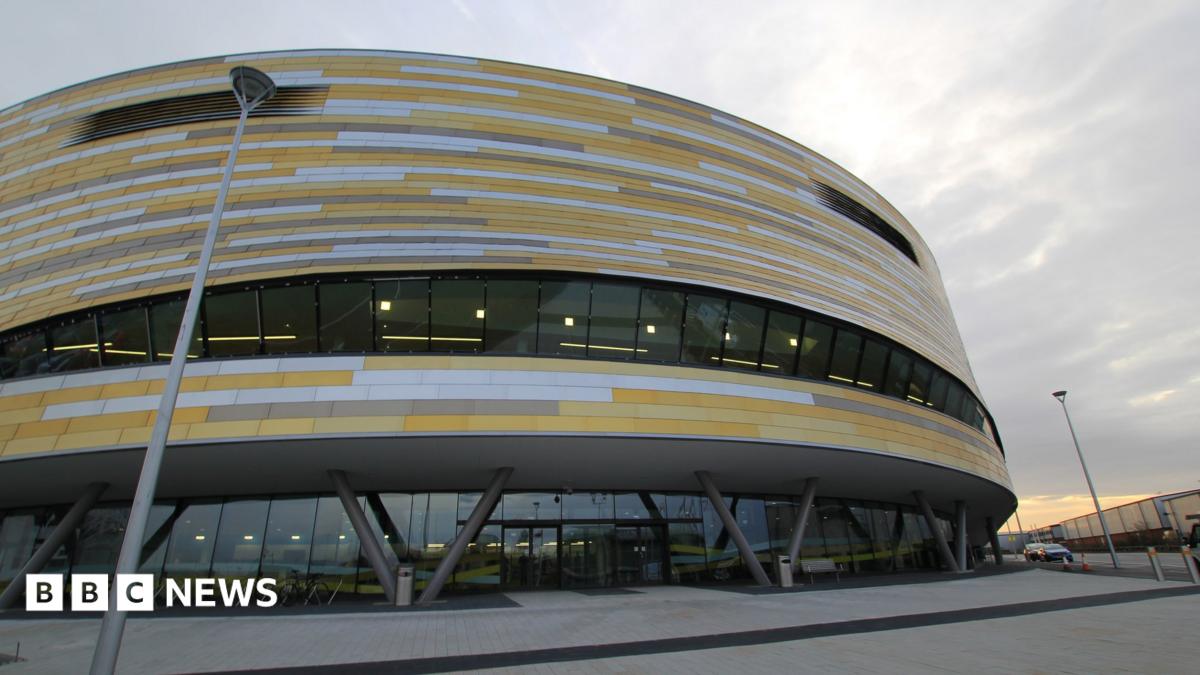 Delayed Derby Arena velodrome opens for business - BBC News