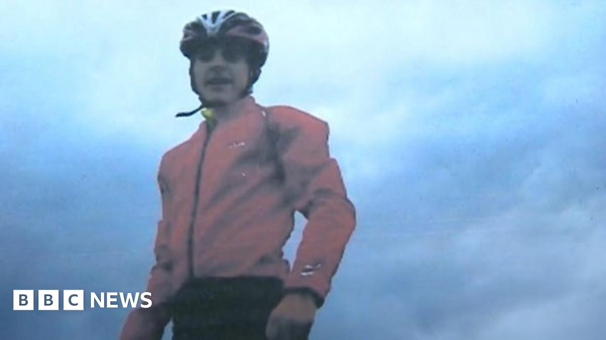 Daniel Squire: Fatal crash parents want text-drive ban - BBC News