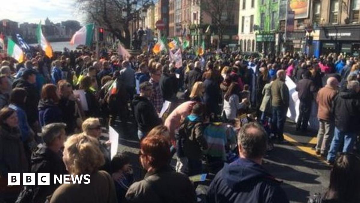 Dublin anti-water charges rally: Over 30,000 people at protest - BBC News