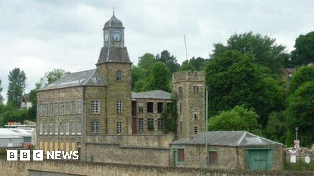 Landmark Hawick clock tower faces demolition - BBC News