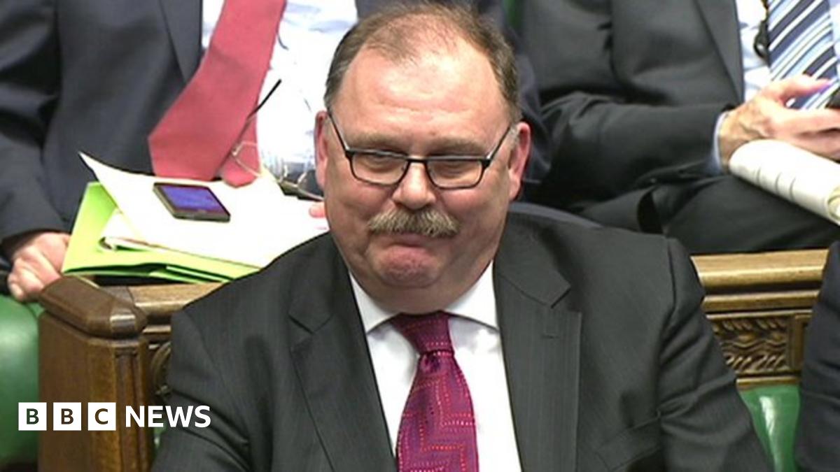 Departing Welsh MPs clear their Westminster desks - BBC News