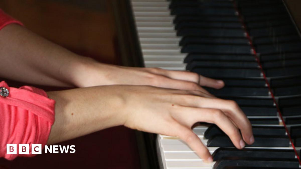 Saving Gaza's only grand piano - BBC News