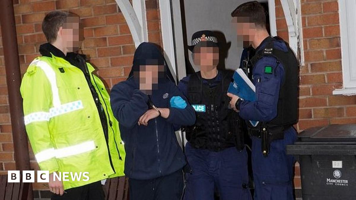 Manchester crime gang suspects held over '£400,000 theft' - BBC News