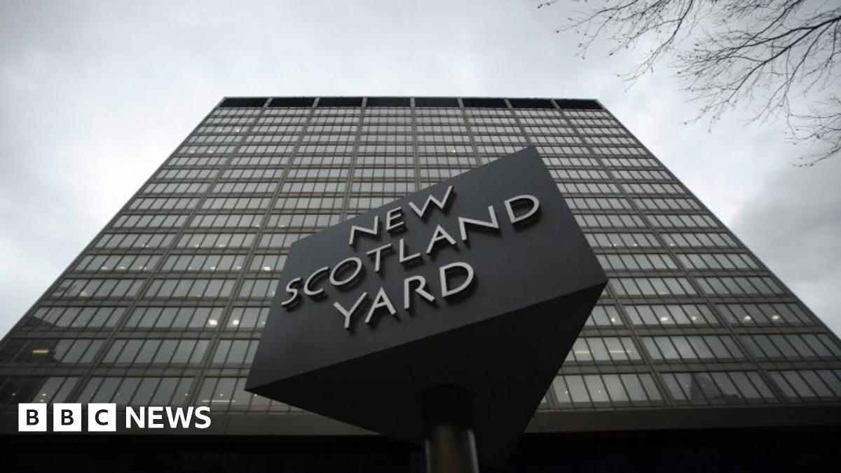 Andrew Else death: Officers quizzed over fatal attack response - BBC News