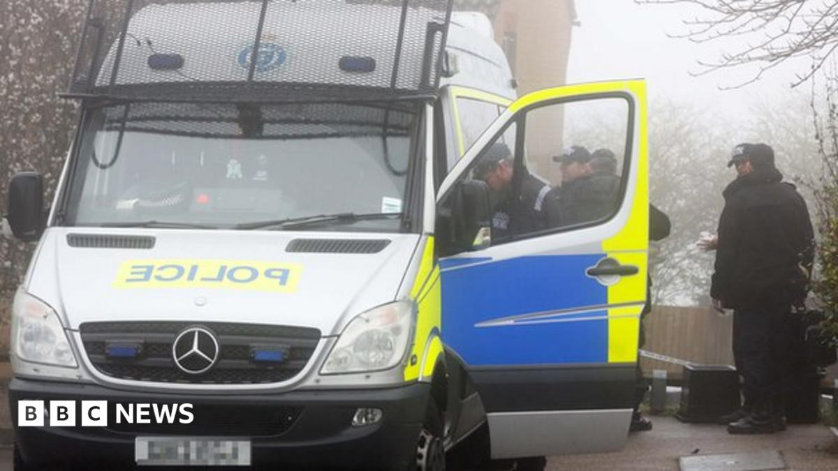 Man arrested on suspicion of attempted murder in Brighton - BBC News